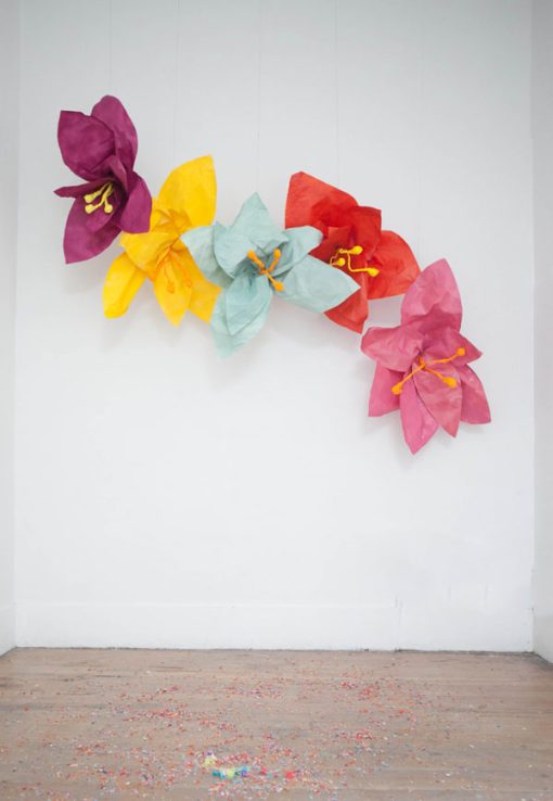 15 Giant Paper Flower Tutorials for Photo Displays & Backdrops